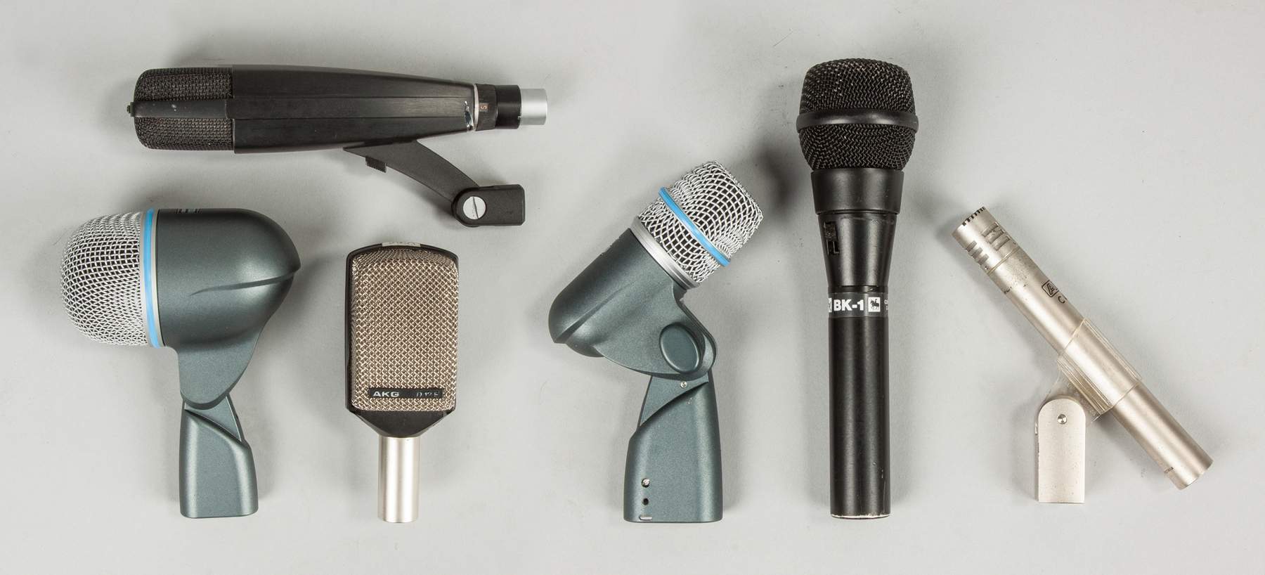 Group of Six Microphones | Cottone Auctions