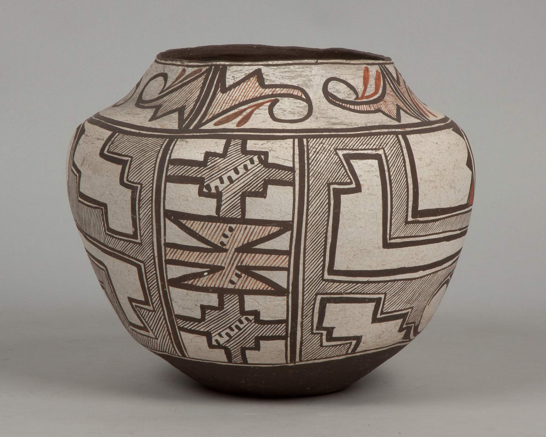 Zuni Decorated Pot | Cottone Auctions