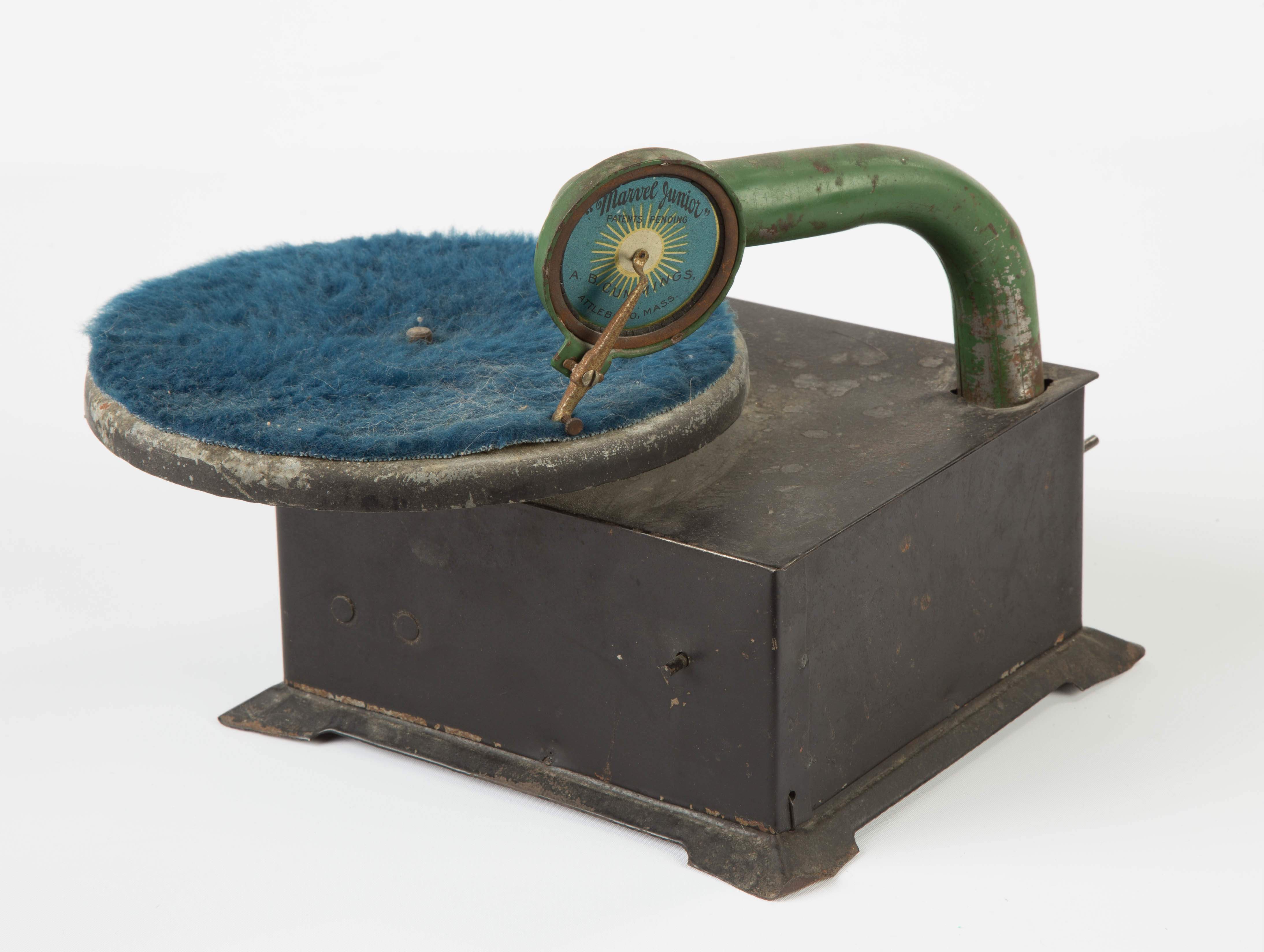 Marvel Jr. Hand Crank Phonograph | Cottone Auctions