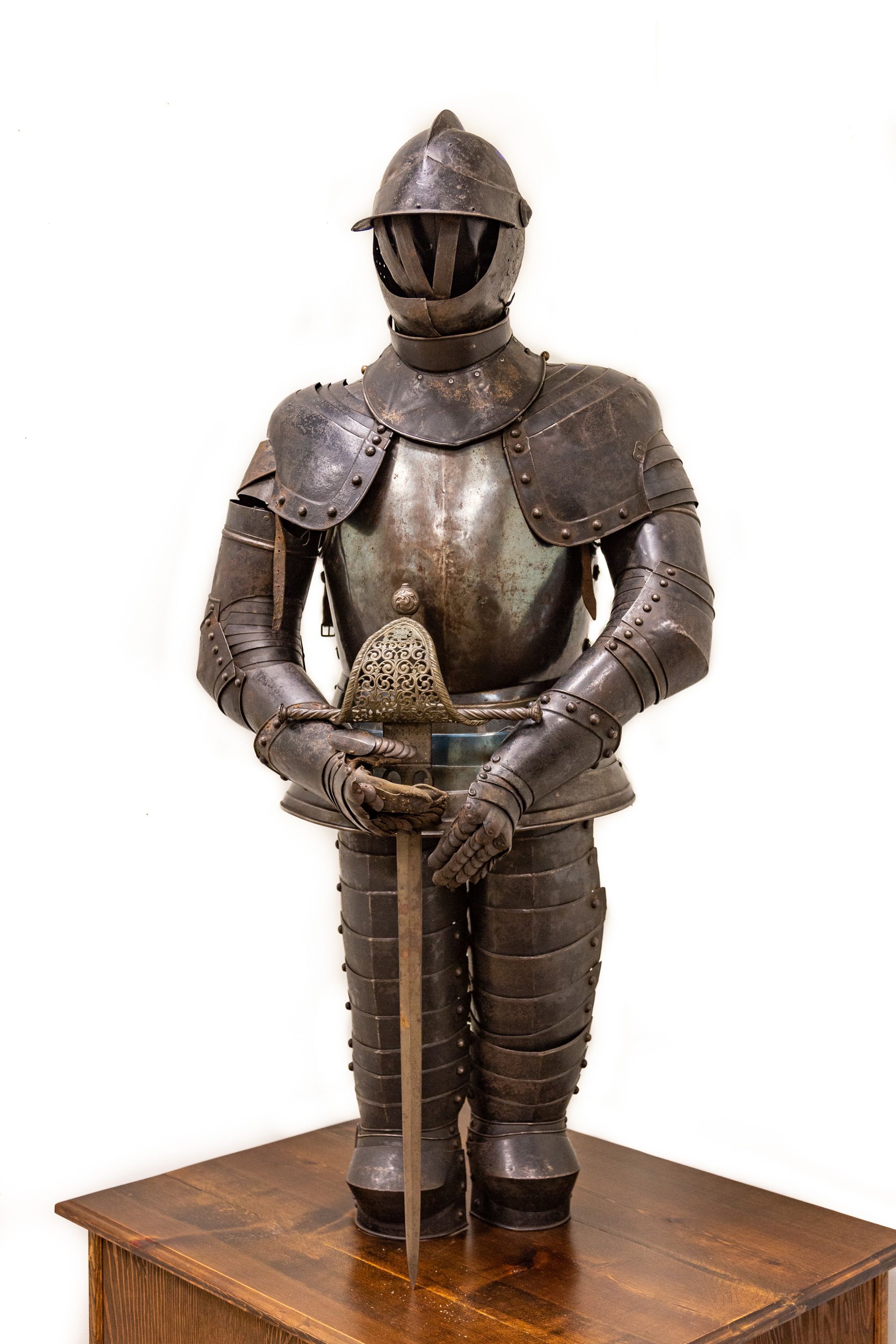 English 3/4 Suit of Armor | Cottone Auctions
