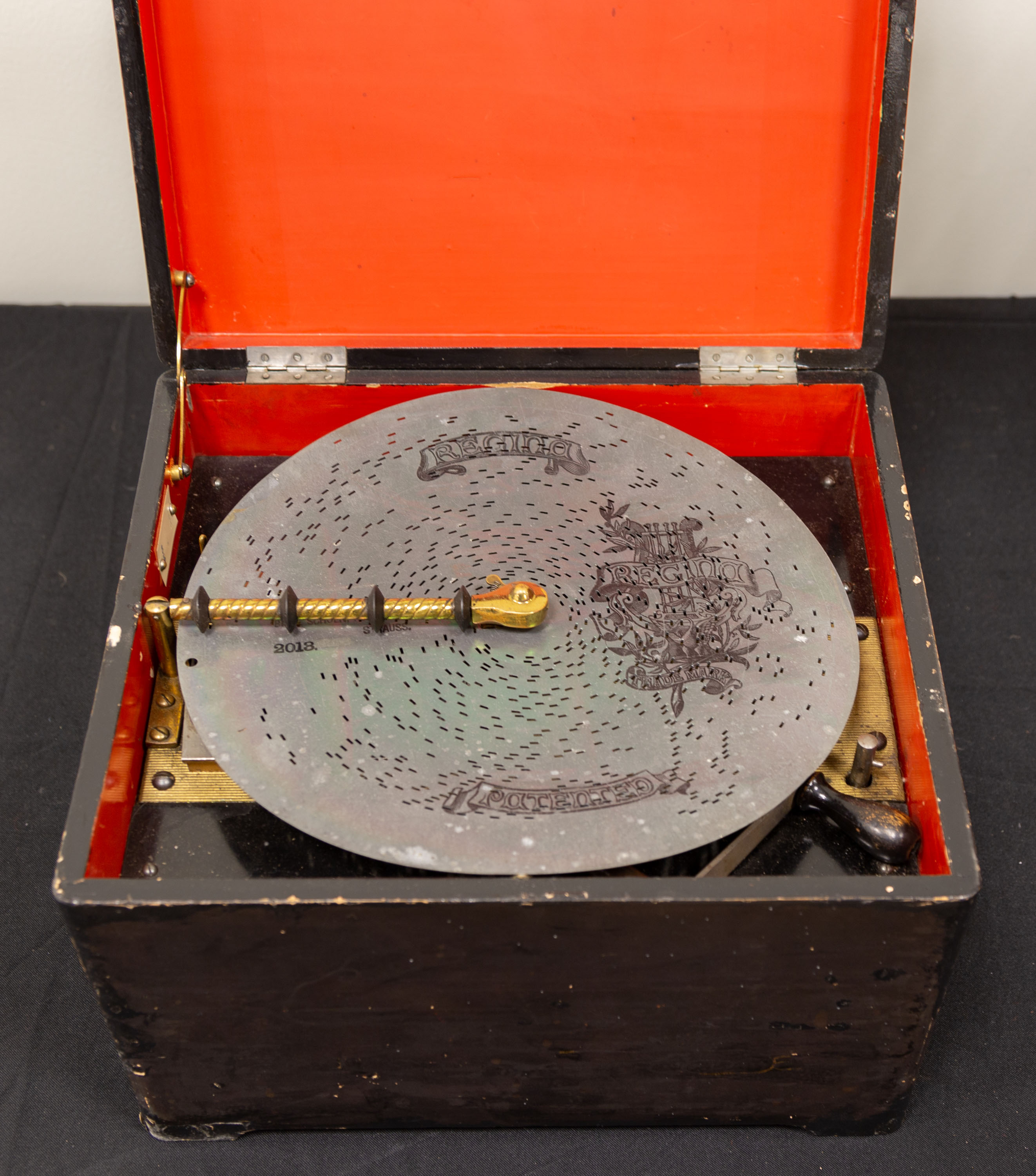 Regina 11 Inch Disk Music Box | Cottone Auctions
