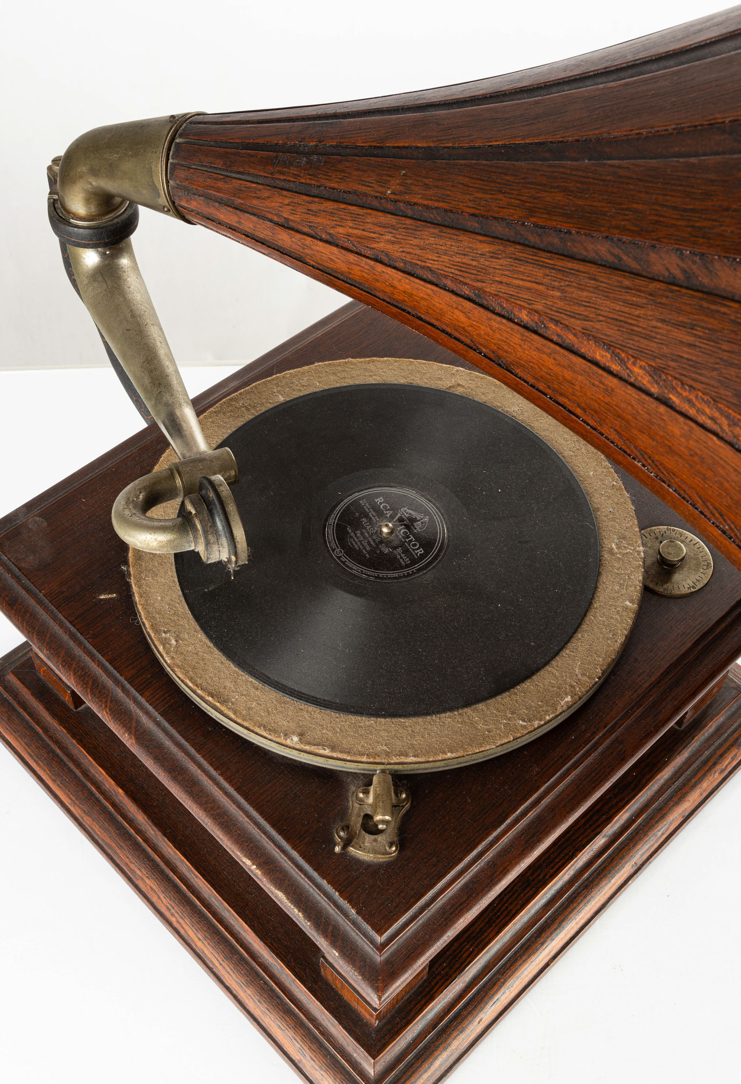 Victor Phonograph V with Wooden Spearpoint Horn | Cottone Auctions