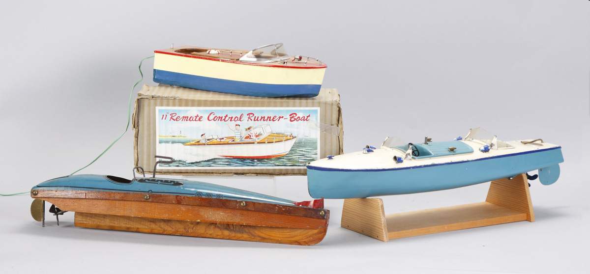 Wind-Up & Battery Controlled Boats | Cottone Auctions