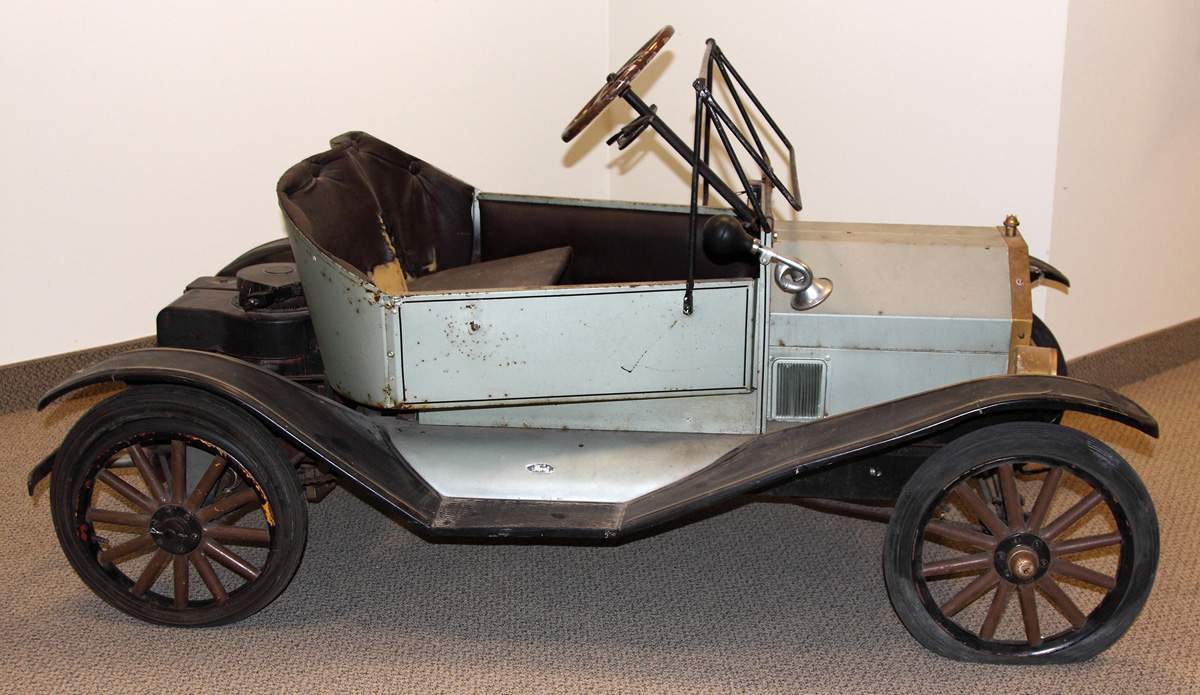 Ford Custom Parade Car | Cottone Auctions