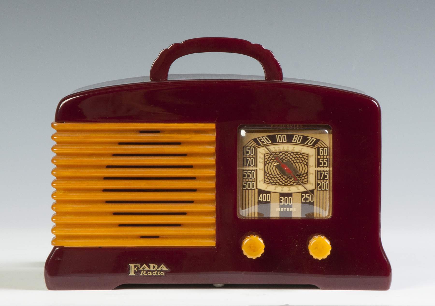 Fada L56 Bakelite Radio | Cottone Auctions