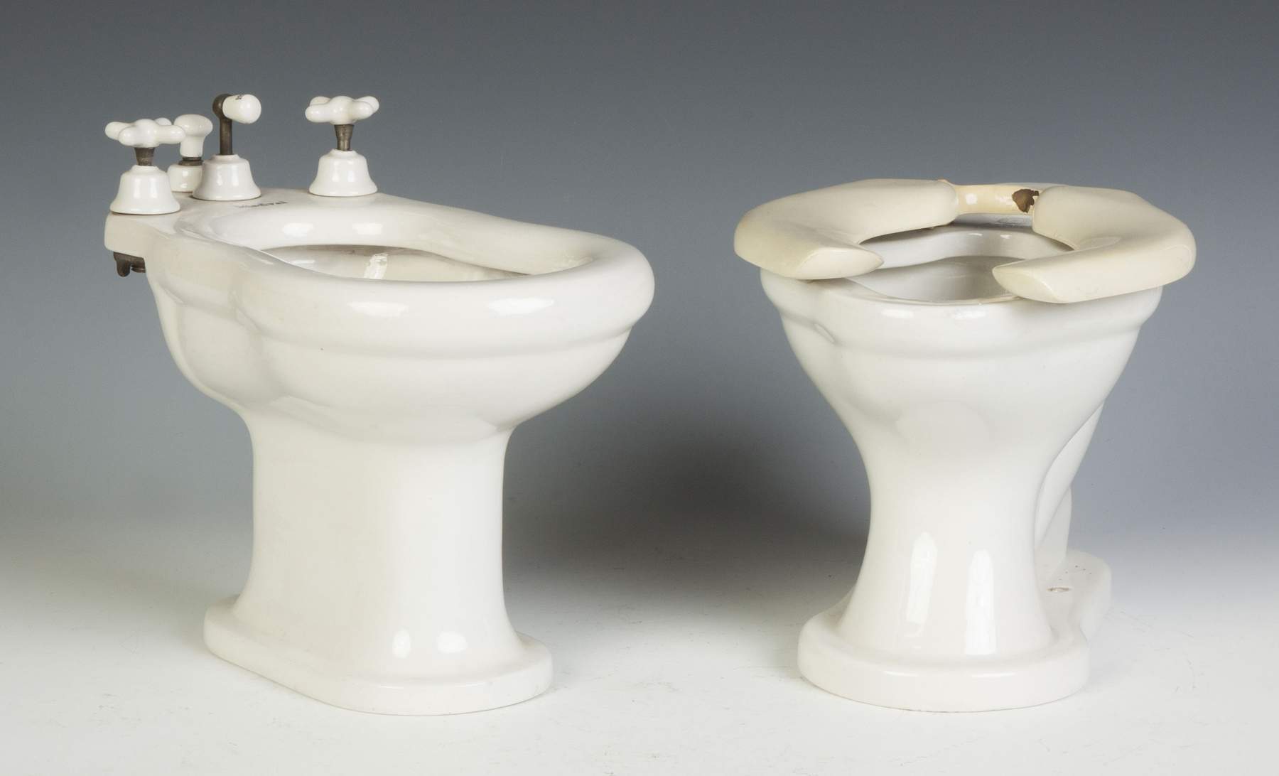 Six Porcelain Salesman Samples, Bathtub, Sinks & Toilets | Cottone Auctions